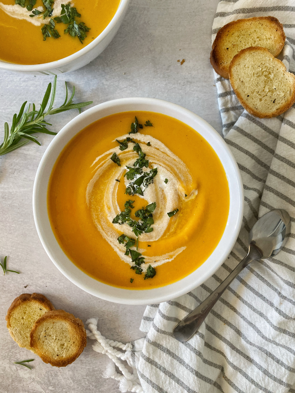 Potage à la courge, carotte & romarin - nourishingsimple.com