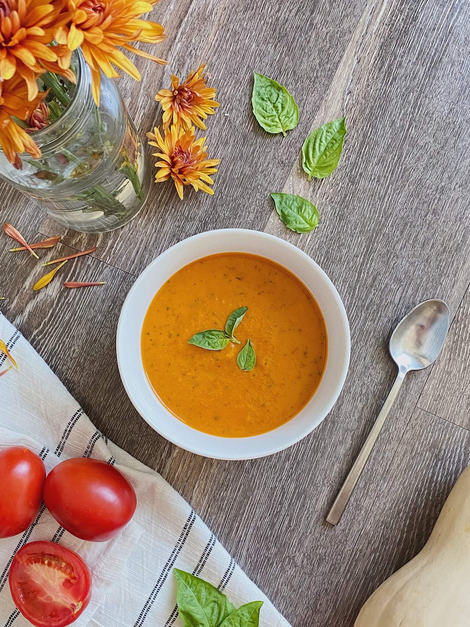 Potage de tomate, courge & basilic (végétalien) - nourishingsimple.com